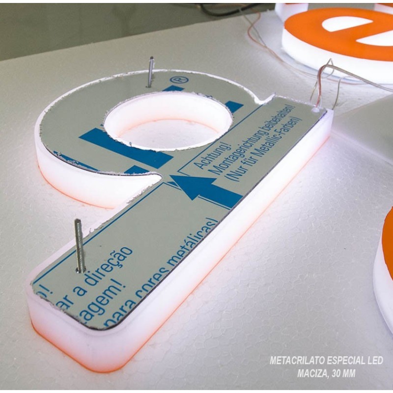 Letras corpóreas luminosas, iluminación led